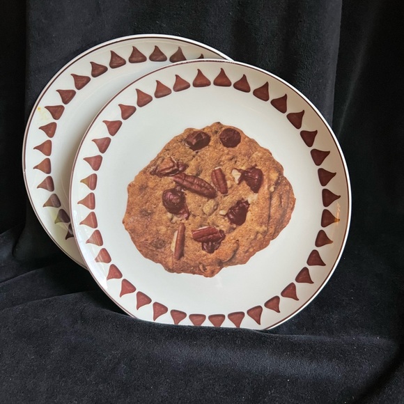 Famous Amos” | Dining | 2 Famous Amos Chocolate Chip Cookie Plates Lg ...